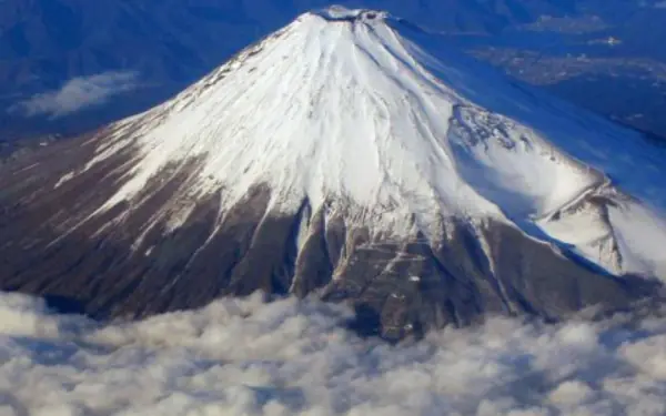 Mount Fuji becomes snowless for the longest time in 130 years