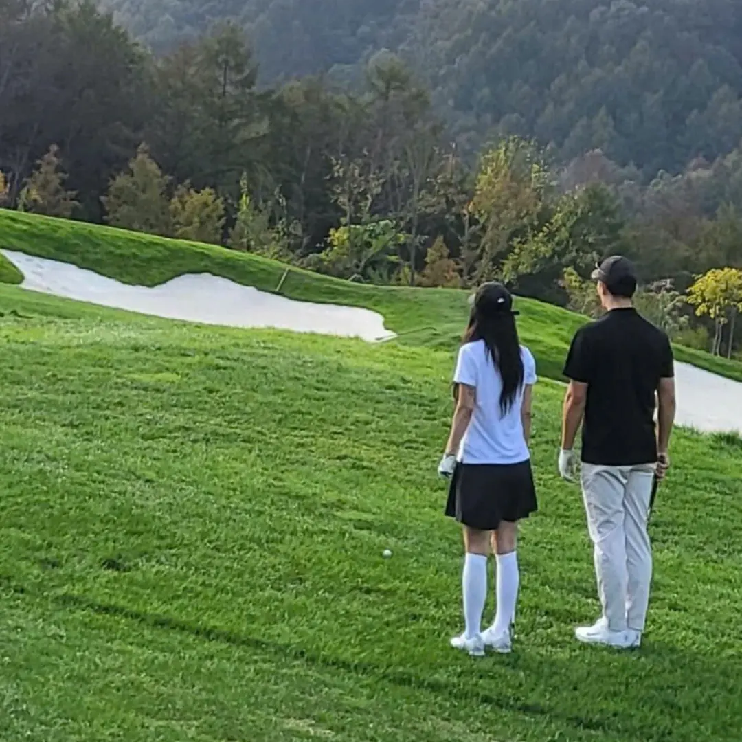 Han Ye Seul shares sweet newlywed moments with her husband
