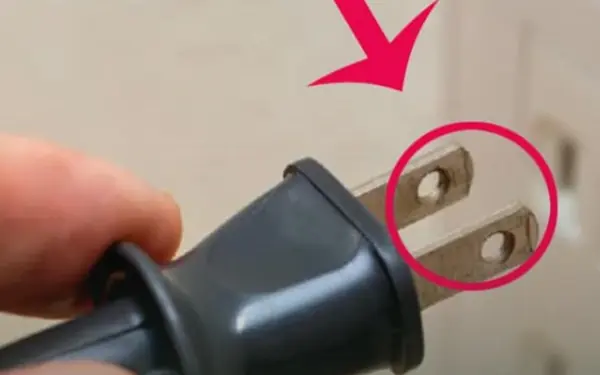 There are two round holes on the plug, and their magical use is little ...