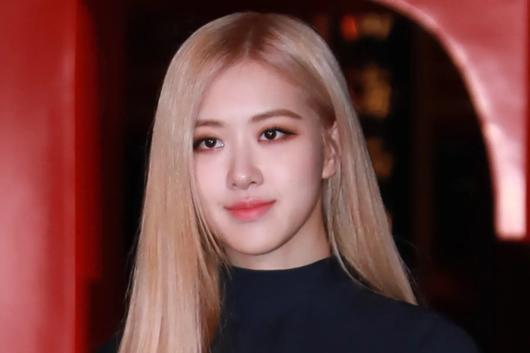 BLACKPINK’s Rosé Seemingly Rocks The “No Bra” Trend In Sexy Backless Dress