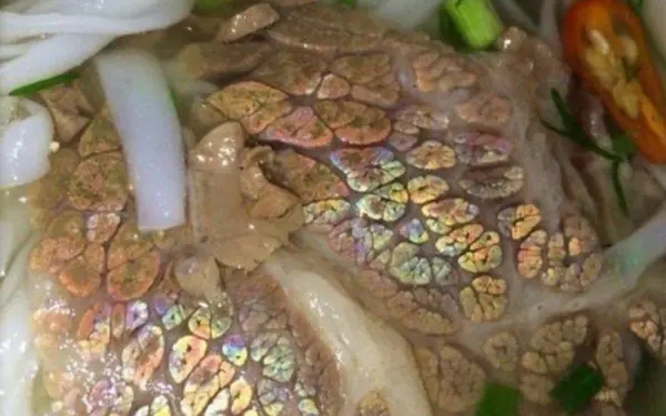 Why do some pieces of beef shine in 7 rainbow colors?