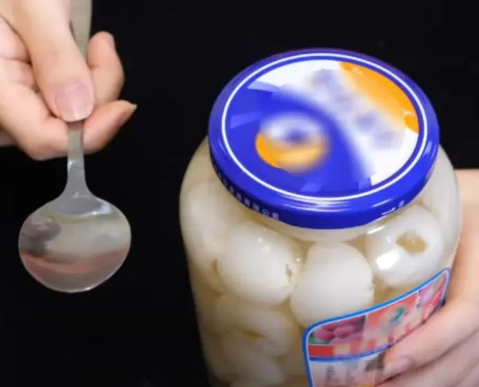 How to open bottle caps quickly in just a few seconds